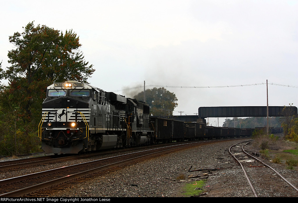 NS 7688 rolls under the NKP bridge with a train of gondolas